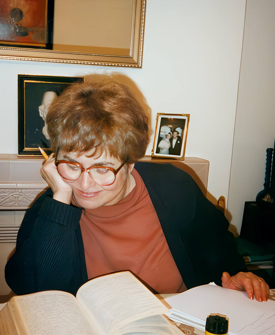 Discover Pari Mansouri's Writings: Iranian Literary Gems